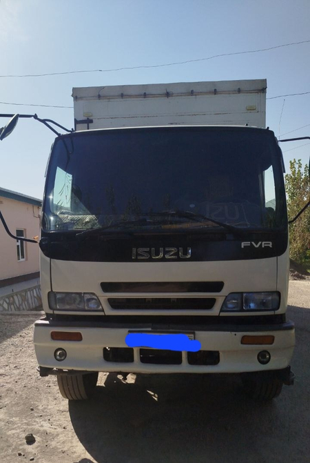 Katta Isuzu usti kòtarilgan