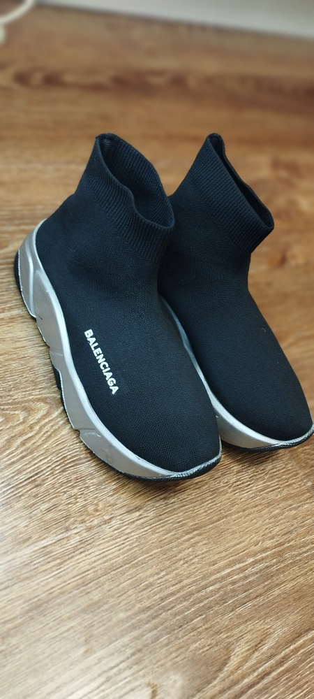 Продам женские кроссовки.