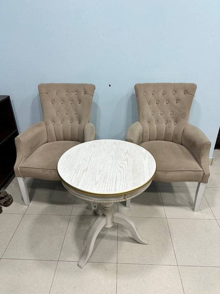 Продаётся  журнальный стол и кресло состояние хорошее  160$