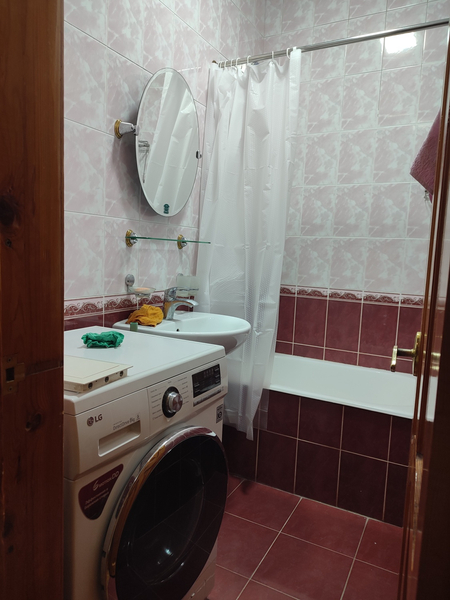 Сдаёт в аренду 3 комнатную квартиру.