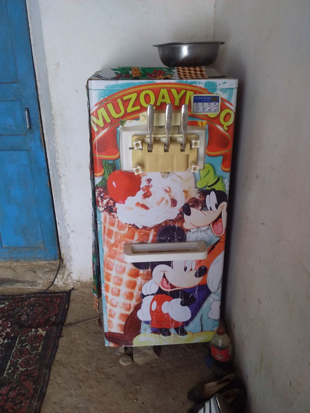 Muzqaymoq aparat va haladelnik sotiladi