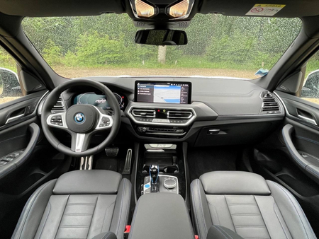 BMW IX3 две модели