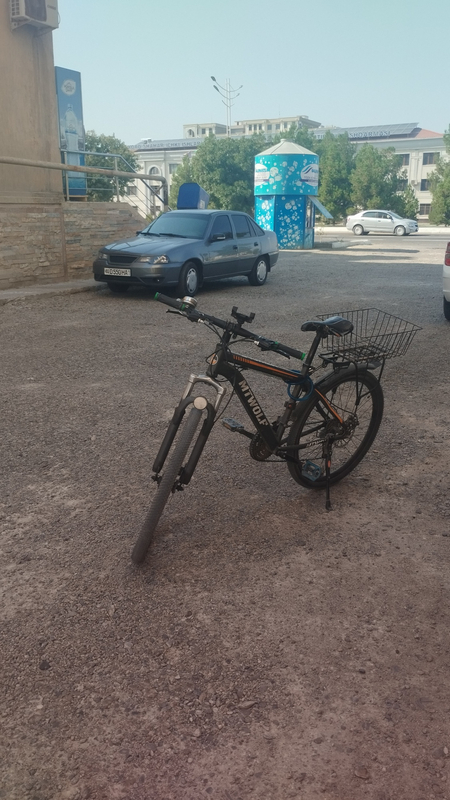 Velosiped Mostwolf yili 2021 asrab minilgan shahar ichida yurgan xolat