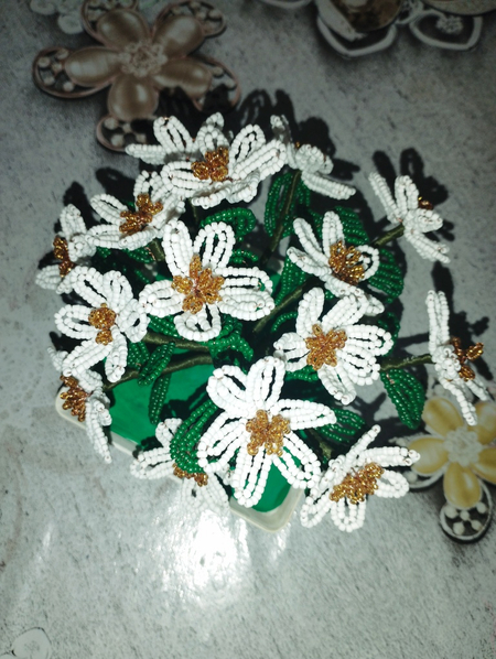 Ромашки из бисера
