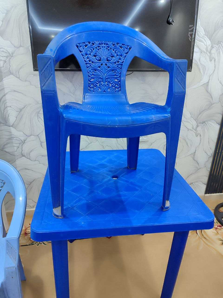 Продаётся пластмассовый стол и 2 стула