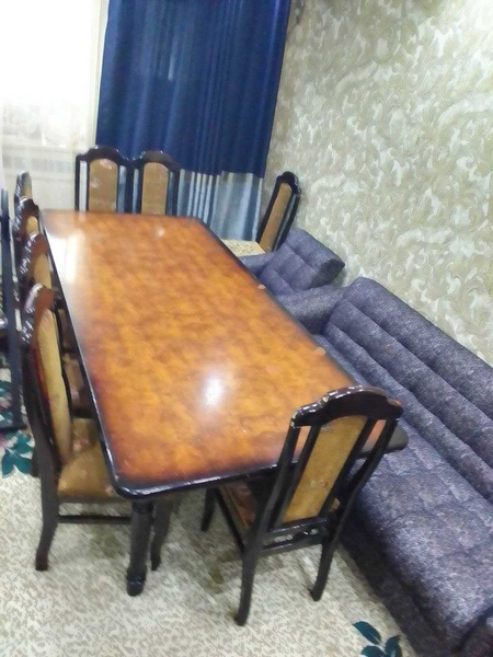 Стол и стулья. 2.5х 1.10 см