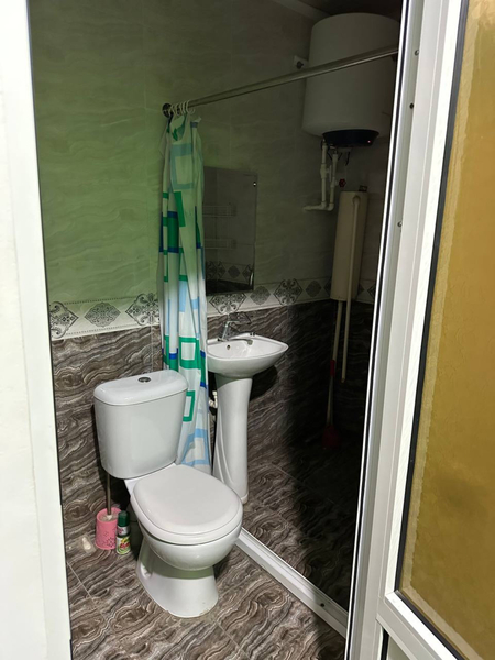 Hotel sotiladi. Labi.hovuz tomonda manzil pojarni depo
