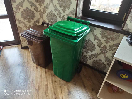 Бак контейнер урна для мусора на колесах с крышкой в разных цветах