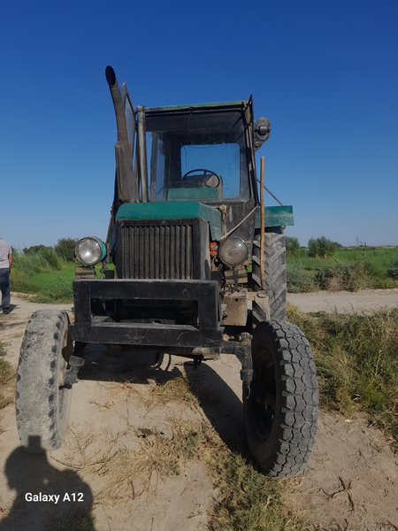 Traktor sotiladi tirkamasi bilan