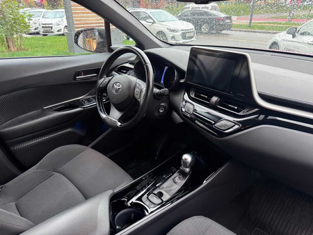 Автомобиль Toyota C-HR