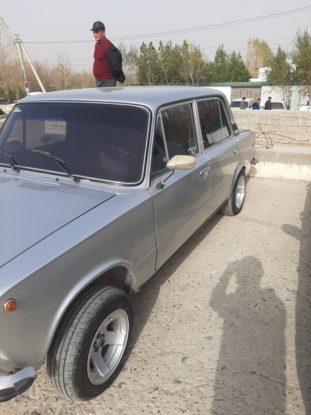 Vaz 21011 sotiladi