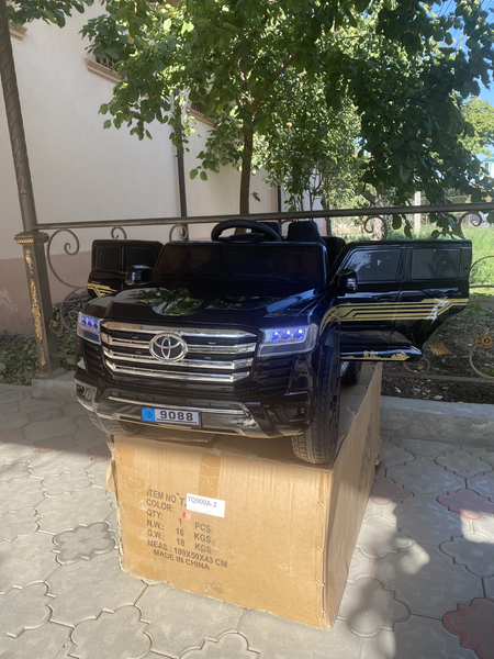 Детская машина, электромобиль с пультом и 4 мотором Toyota