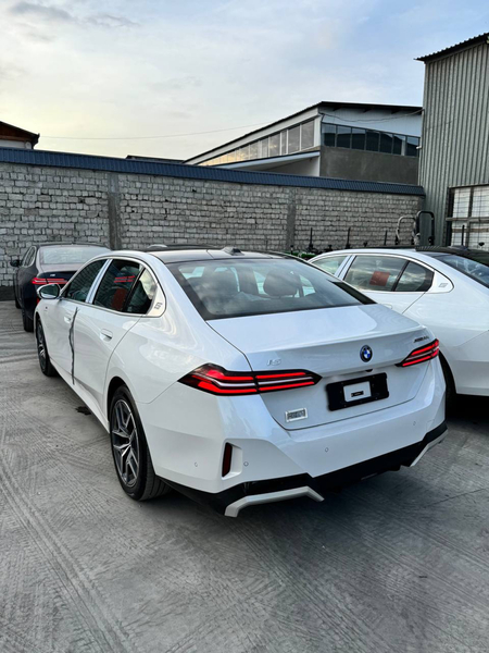 BMW i5 full pazitsa 2024 yil
