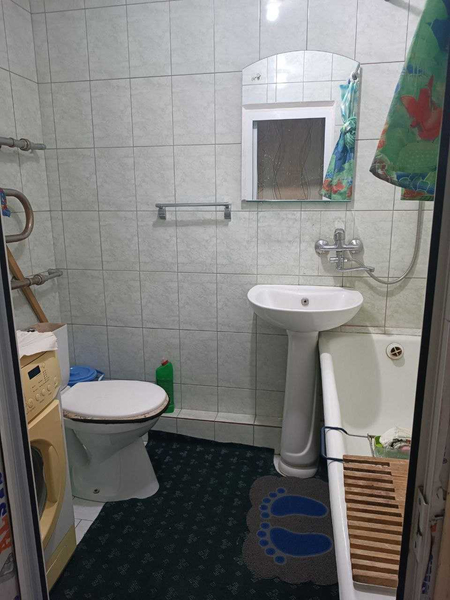 3 xonali kvartira sotiladi. arentir 12-maktab oldida.