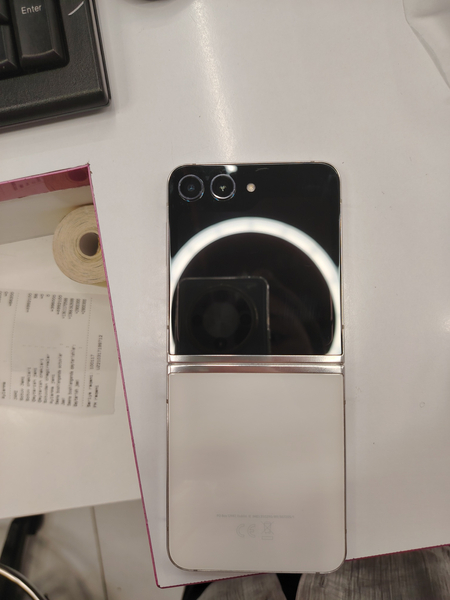 Samsung Galaxy Z Flip5. Цвет: кремовый/бежевый