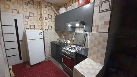 Bekobod 13 mkr 2 xona uy sotiladi
