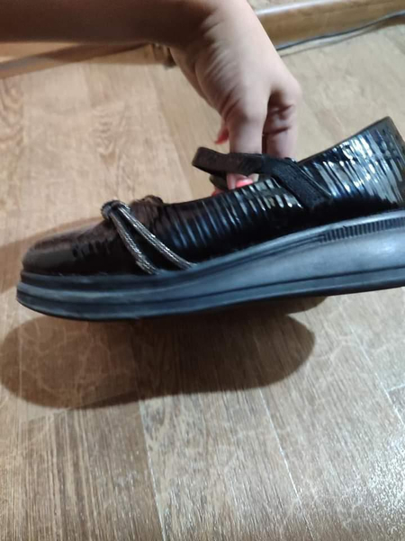 Продам школьную обувь
