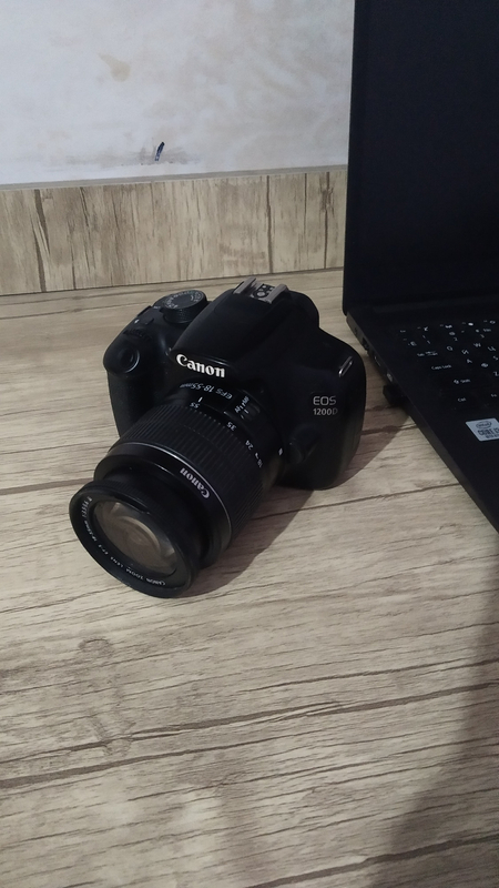 Продаётся камера canon 1200D
