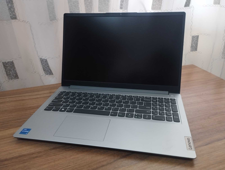 Lenovo IdeaPad / I5-1235U / DDR4 8GB / M.2 256GB / 15.6