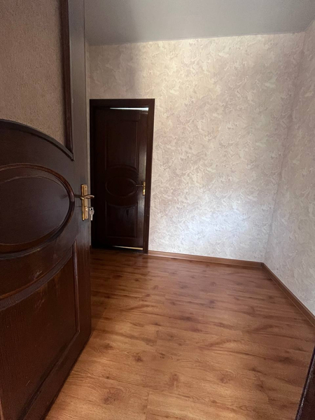 Uy sotiladi 1 xona