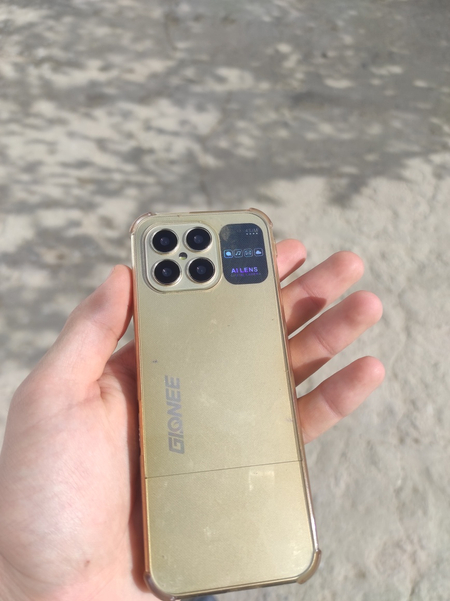 Продается кнопочный телефон Gionee.