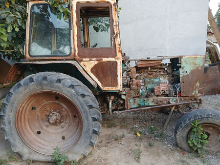 Traktor sotiladi YUMZ