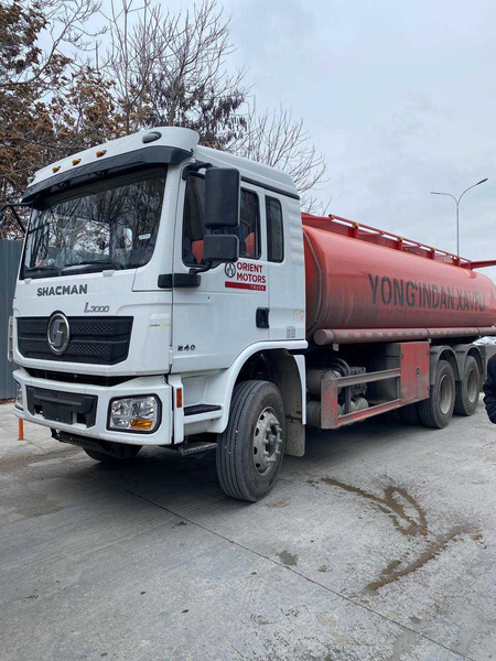 Бензовоз номер один Shacman 20 куб Ёнилғи ташувчи қуювчи цистерна