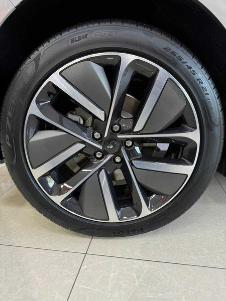 Lixiang L 6 Max hybrid nalichida sotuvda