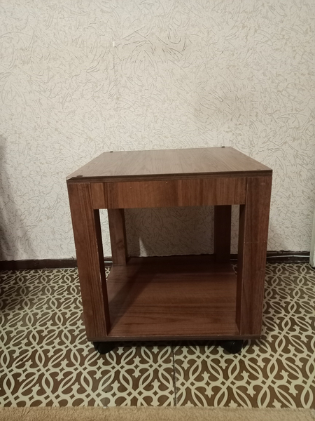 Продам столик на колесиках