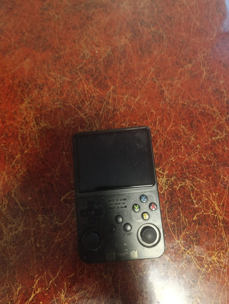 Противная приставка Game console R36S есть много игр
