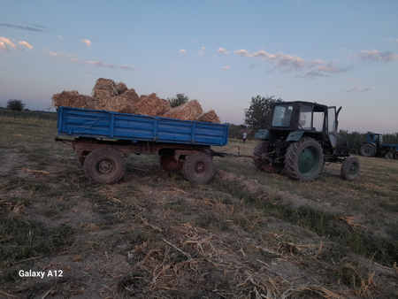 Traktor sotiladi tirkamasi bilan