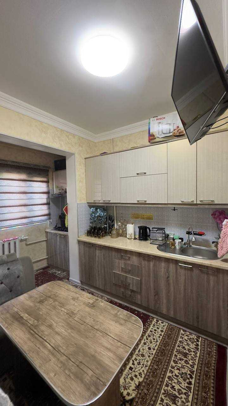 Тинчликда ажойиб 2-3 килинган квартира 4-каватда,4 каватли уй.Кирпич.