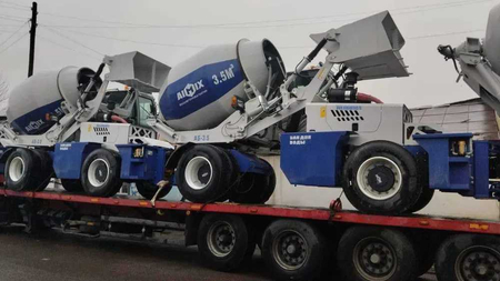 Avto beton qorgich uzi yuklaydi. Qurilish ishlari uchun