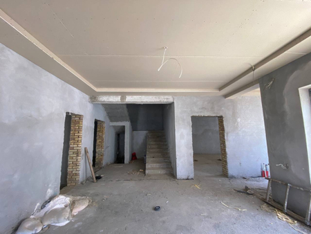 200 m2 Yarim Plan Turar Joylar SOTILADI