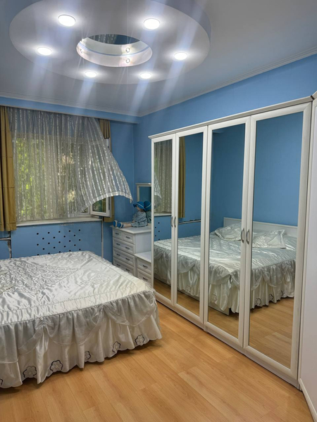 Космонавтов 3/2/4 кирпич. Балкон есть в шаговой доступности метро..