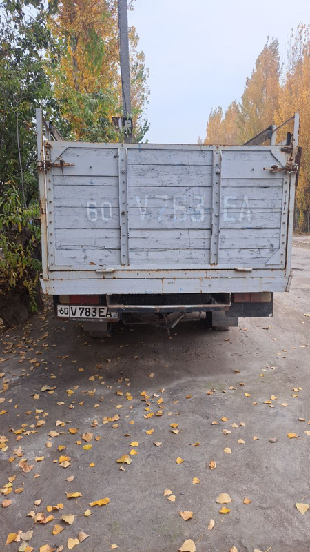 Gruzavoy mashina sotiladi
