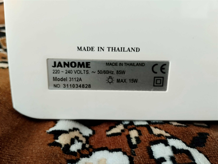 Продам машинку швейную Janome