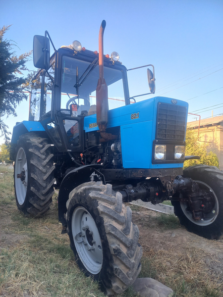 Traktor sotiladi