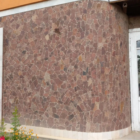 Красный рваный камень