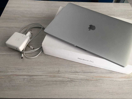 Macbook pro 15 inch 16GB / 512GB SSD Touchbar