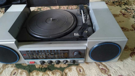 Видео кассетный и DVD player и пластинный апарат за все 400 тыяч