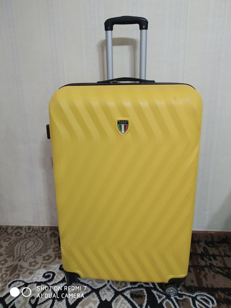 Чемодан пластиковый