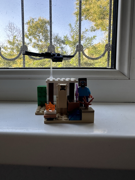 Продаю 4 коллекционных наборов Lego и несколько фигурок! Очень выгодно