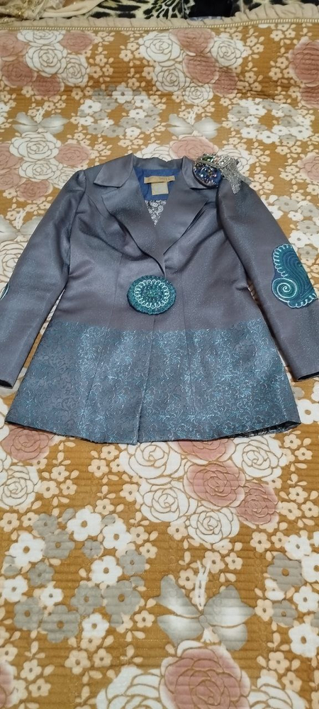 Kastyum qo\\\'l mexnatida tikilgan