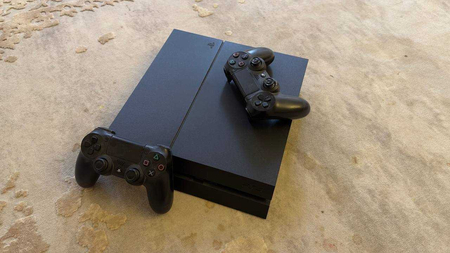PlayStation 4 (400 GB) + 11 дисков с играми