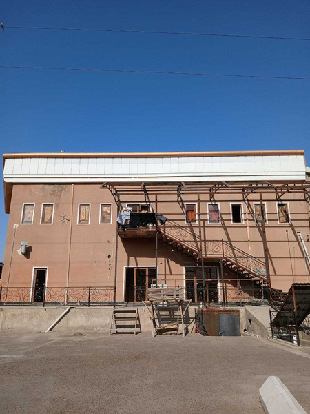 Савдо ва маиший хизмат курсатиш мажмуаси сотилади.