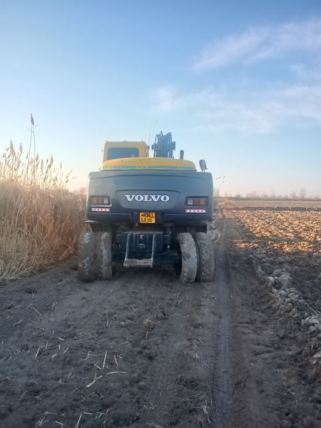 Ekskavator Volvo 130 sotiladi