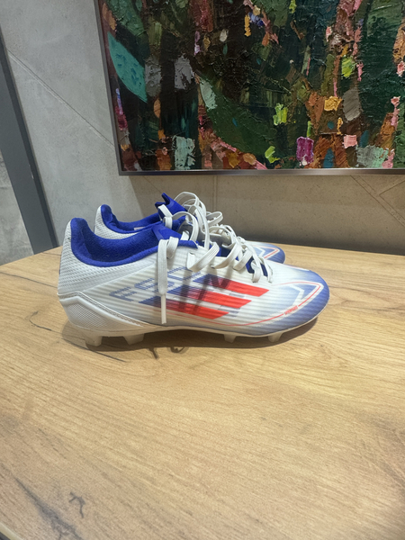 Продаю бутсы Adidas F50: Лёгкость, скорость и комфорт для вашей игры!