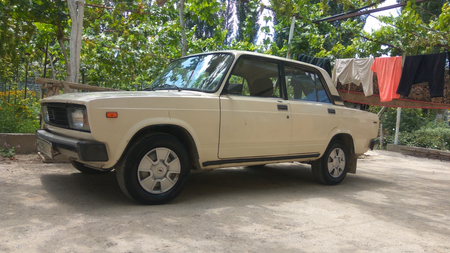 Vaz 2105 sotiladi