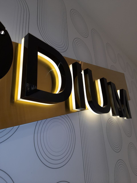 Reklama, poligrafiya. Bukva, banner.